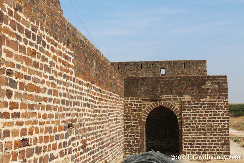 Lakhpat Fort- End of the road to the deserted town - Tripoto