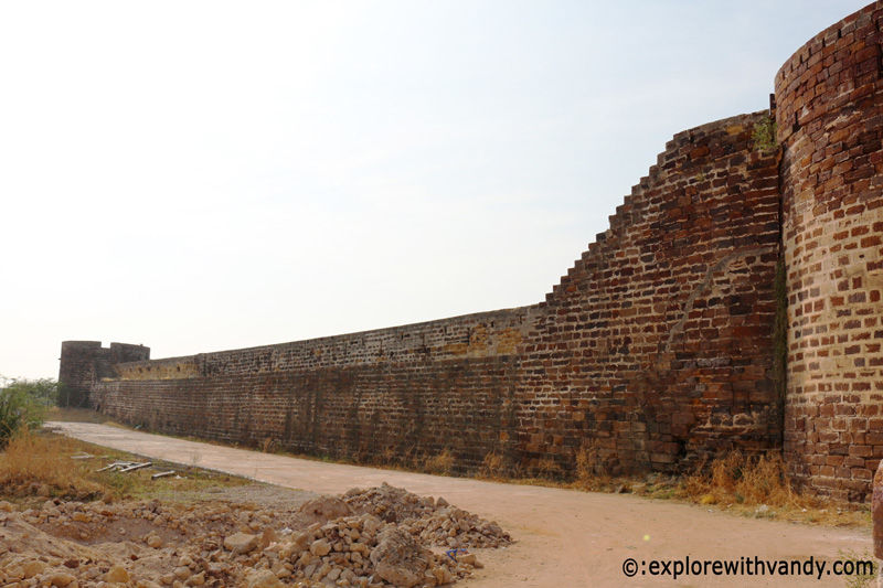 Lakhpat Fort- End of the road to the deserted town - Tripoto