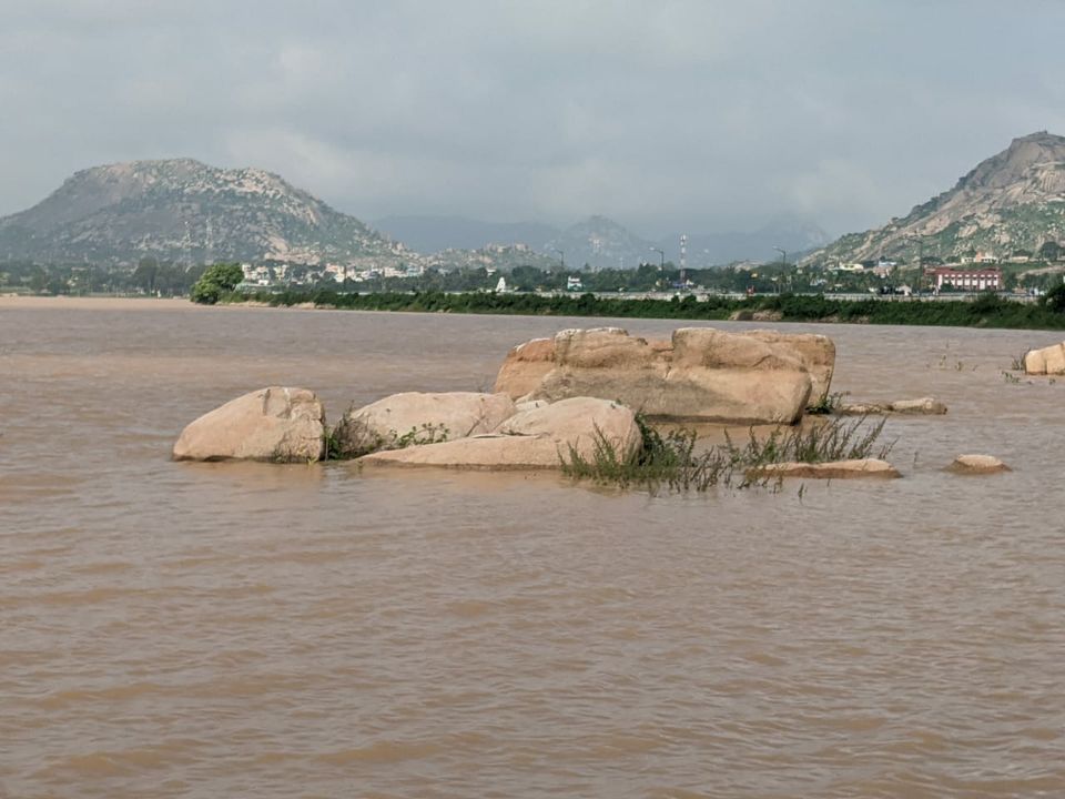 Gudibande fort..a day long story of driving, trekking and picnic ...