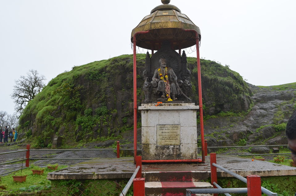Monsoon Trek to Raigad Fort, visit raigad fort in rainy season ...