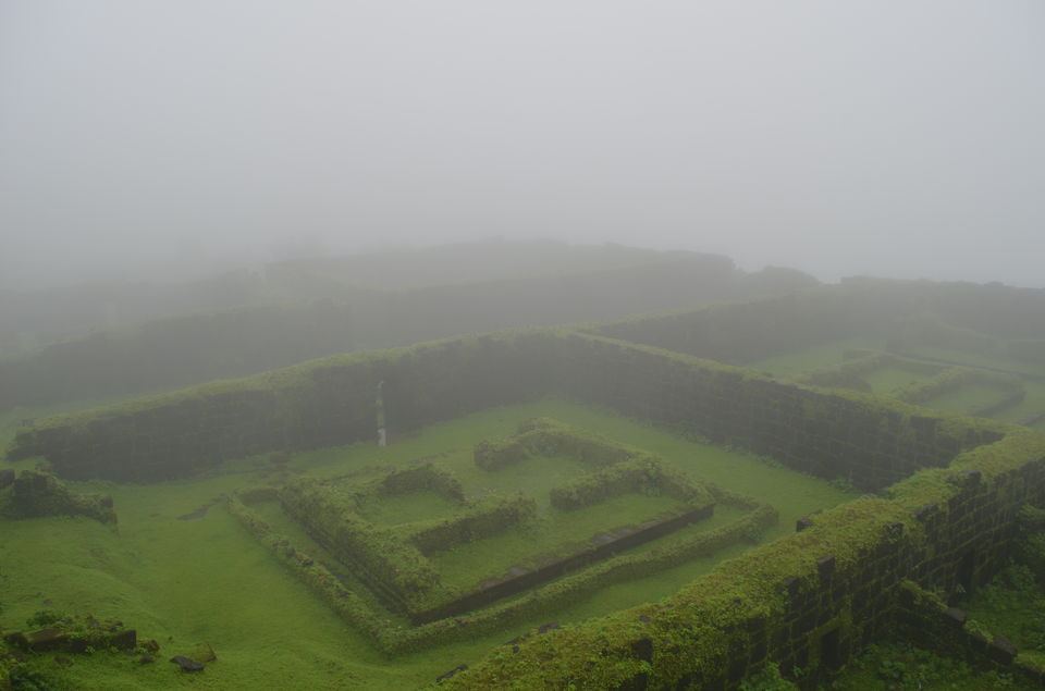 Monsoon Trek to Raigad Fort, visit raigad fort in rainy season ...