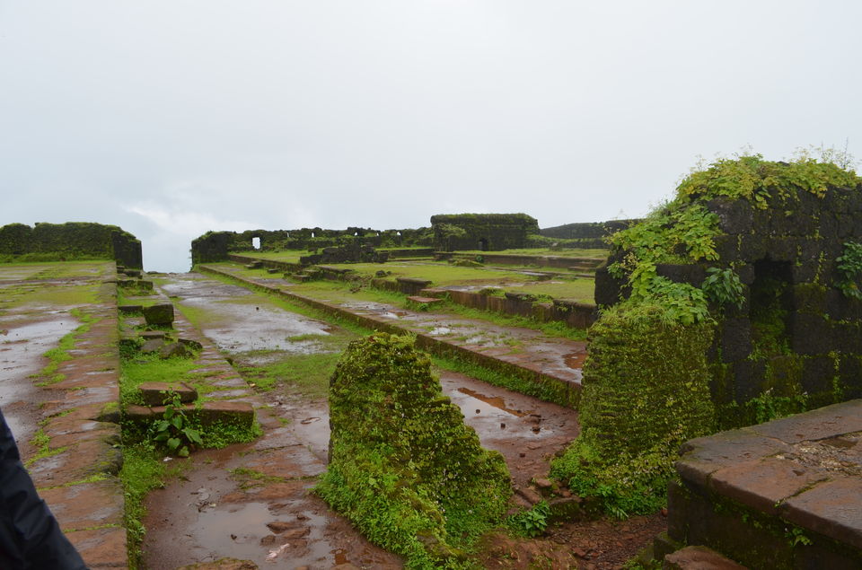 Monsoon Trek to Raigad Fort, visit raigad fort in rainy season ...