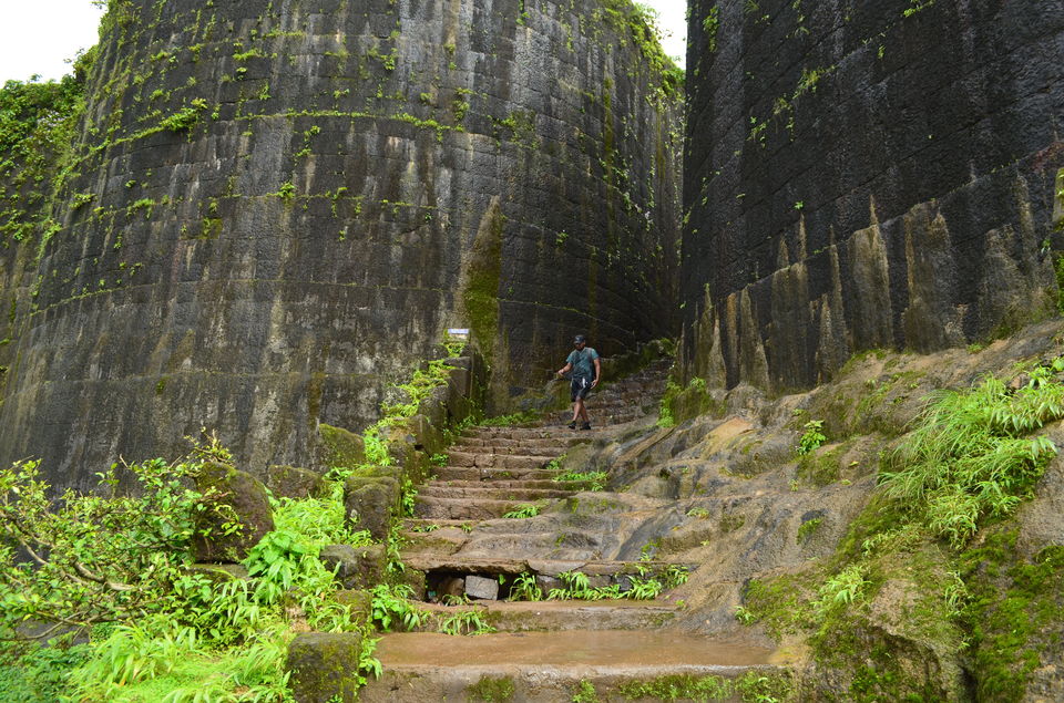 Monsoon Trek to Raigad Fort, visit raigad fort in rainy season ...