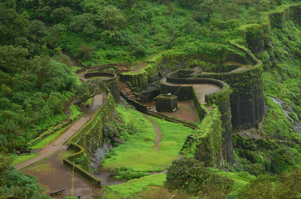 Monsoon Trek to Raigad Fort, visit raigad fort in rainy season ...