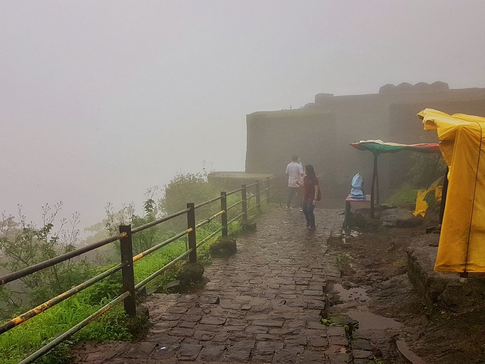 A day trip to Sinhagad fort by trek, a famous fort near Pune. - Tripoto