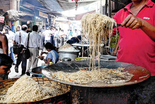 ফুটপাথের ফুড-আবেগে রাশ টানুন, রোগভোগের শহরে রাস্তার খাবারই আসল ভিলেন ...