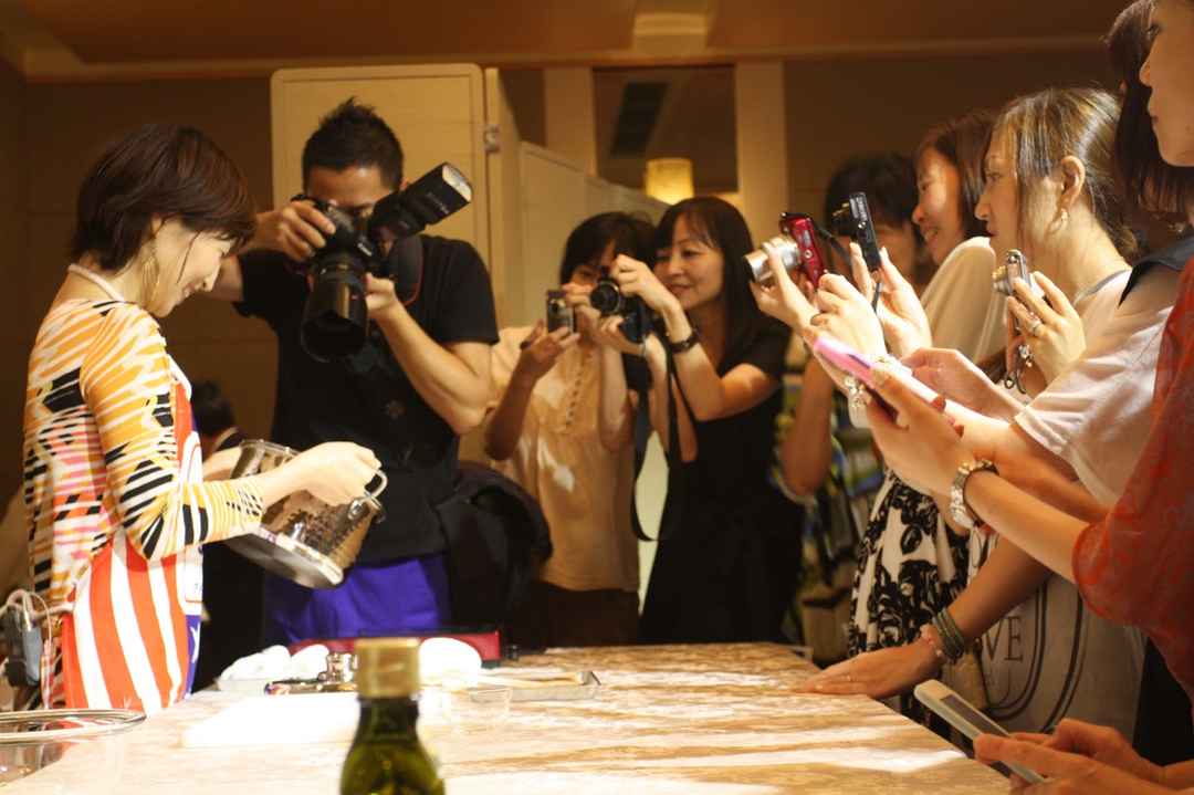 These Food Bloggers Show How Travelling Across Borders Is Done - Tripoto