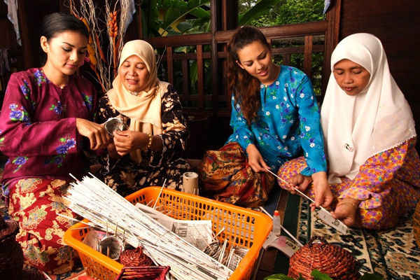 5 reasons to stay with locals - Tripoto