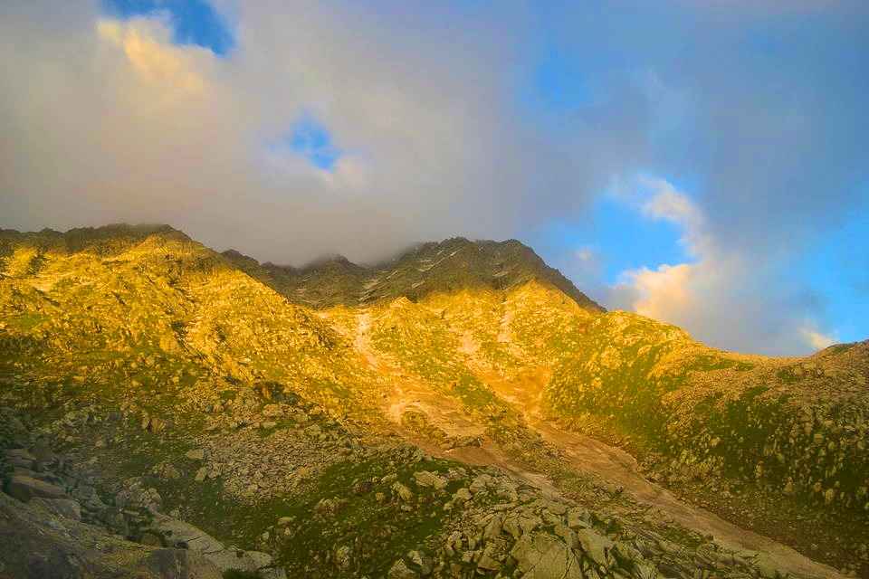 The ultimate guide to Indrahar Pass Trek in monsoon - Tripoto