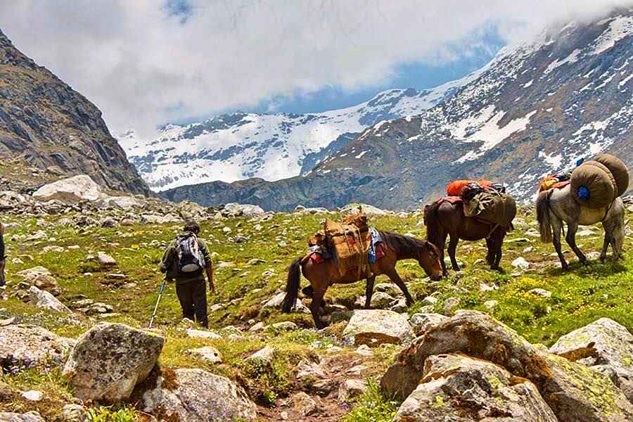 6 Exhilarating And Stunning Treks In The Indian Himalayas That Need To ...