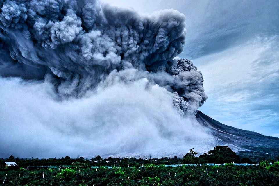 Tourists, Locals Flee as Mount Tangkuban Parahu Erupts in Indonesia ...
